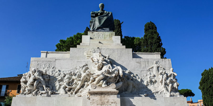 Monumento a Giuseppe Mazzini en Roma: Entrada simbólica a la colina ...